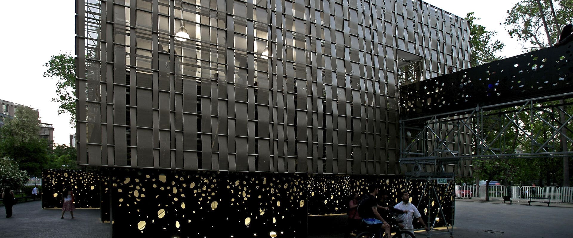 Fachadas y cubiertas Stripweave • Hunter Douglas Arch.